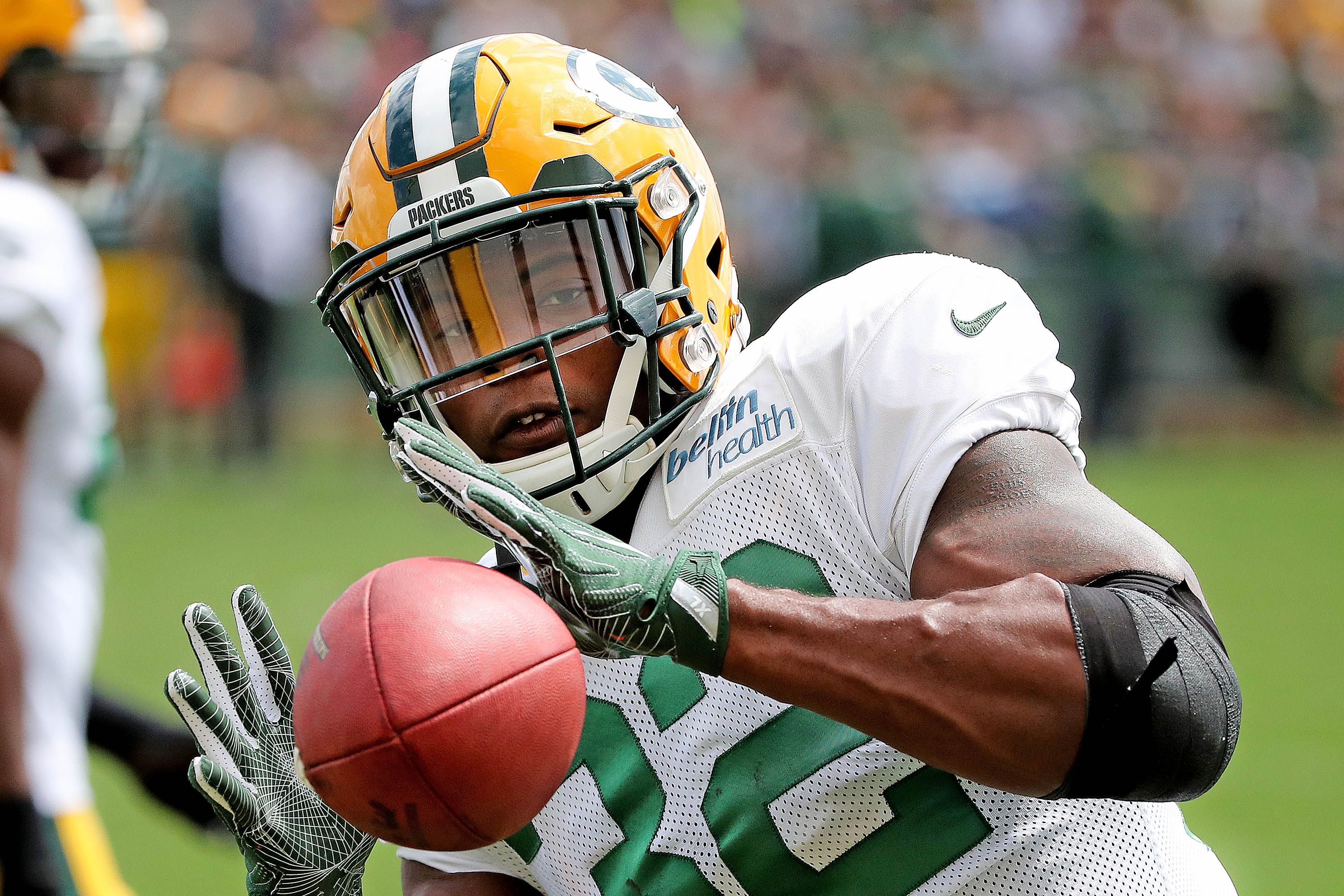 JAGUARS SIGN RB DEVANTE MAYS
