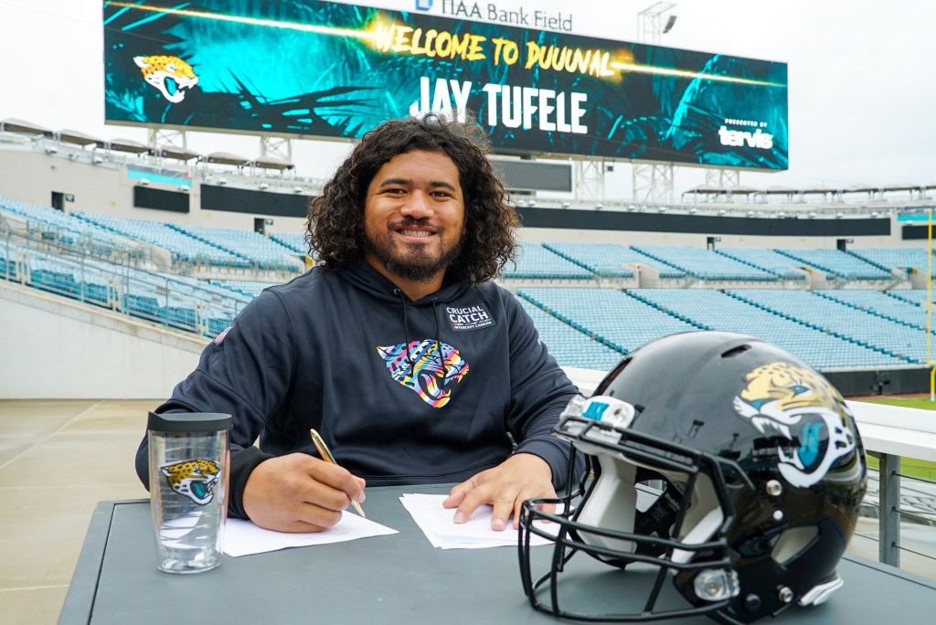 Jaguars Sign DT Jay Tufele