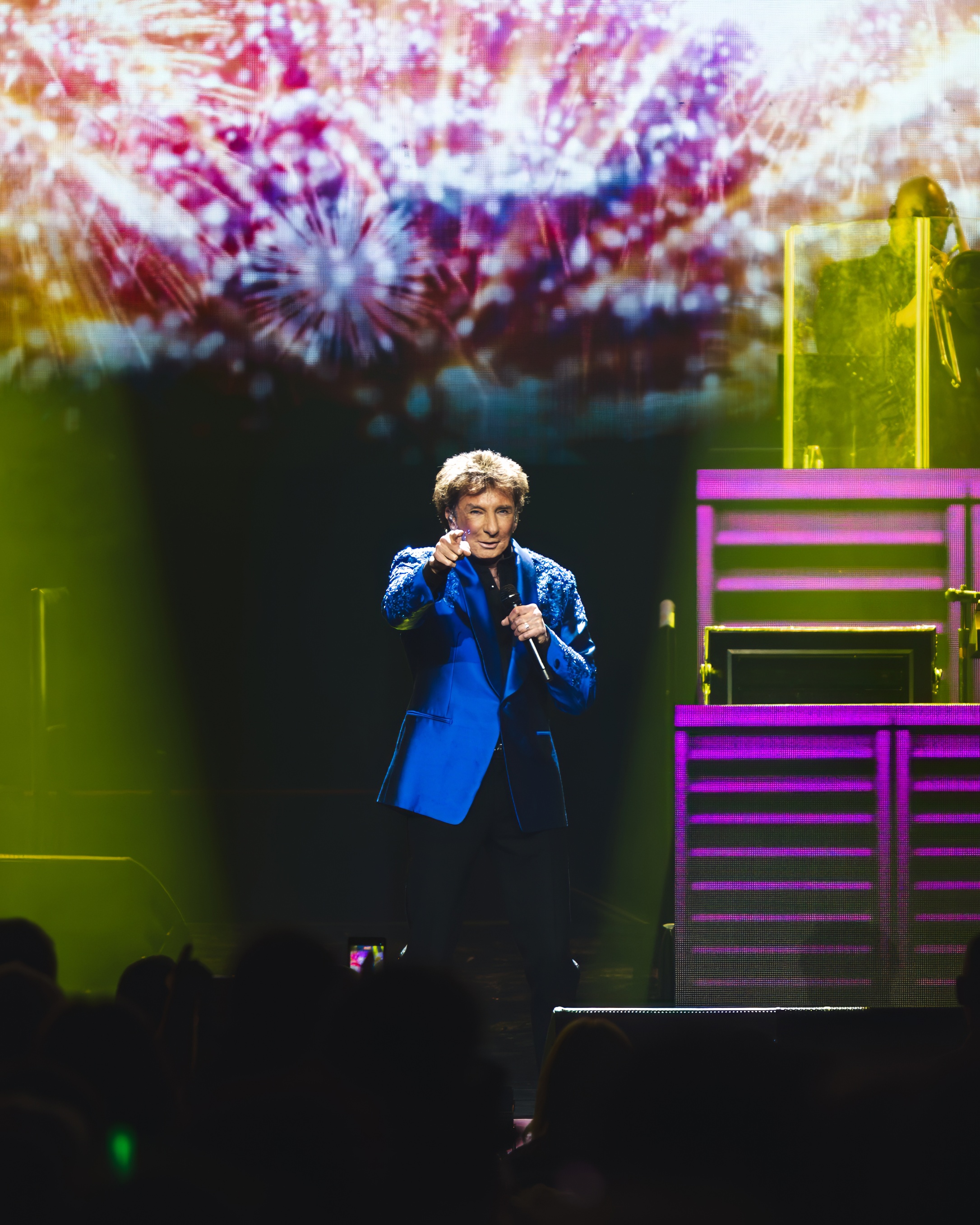 Barry Manilow Lights Up Toronto's Scotiabank Arena with Nostalgia and ...